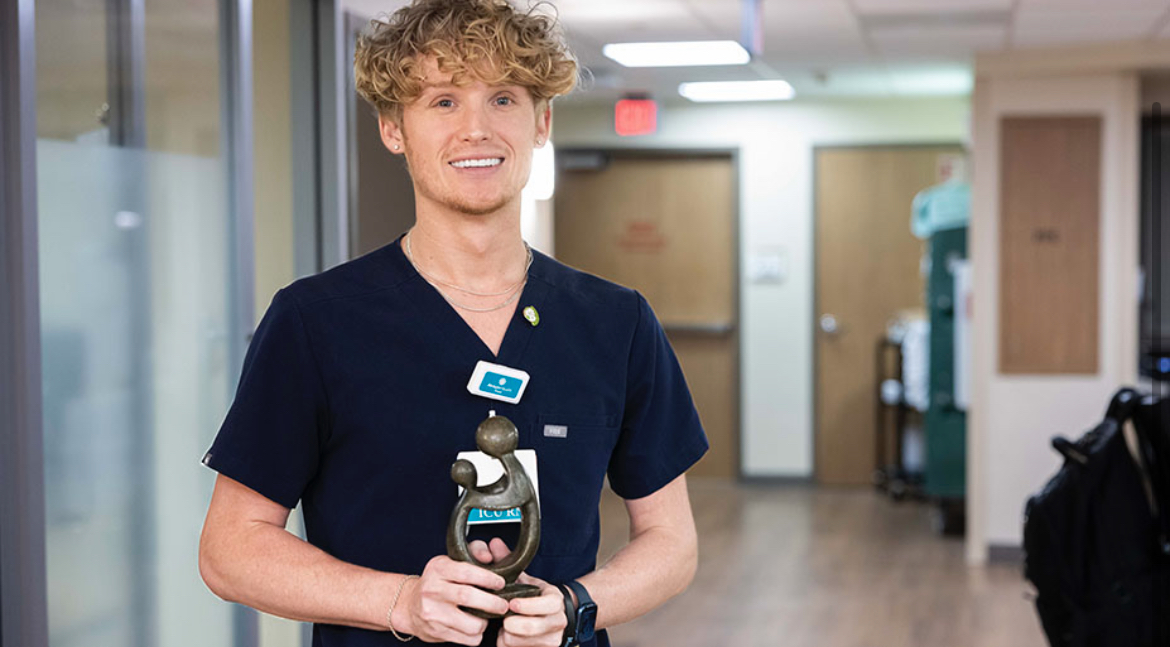 ATRIUM HEALTH FLOYD MEDICAL CENTER ICU NURSE EARNS DAISY AWARD | WLAQ-AM