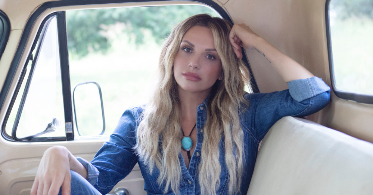 Carly Pearce Breaks Up a Fight Mid-Show in the U.K. | WGH-FM