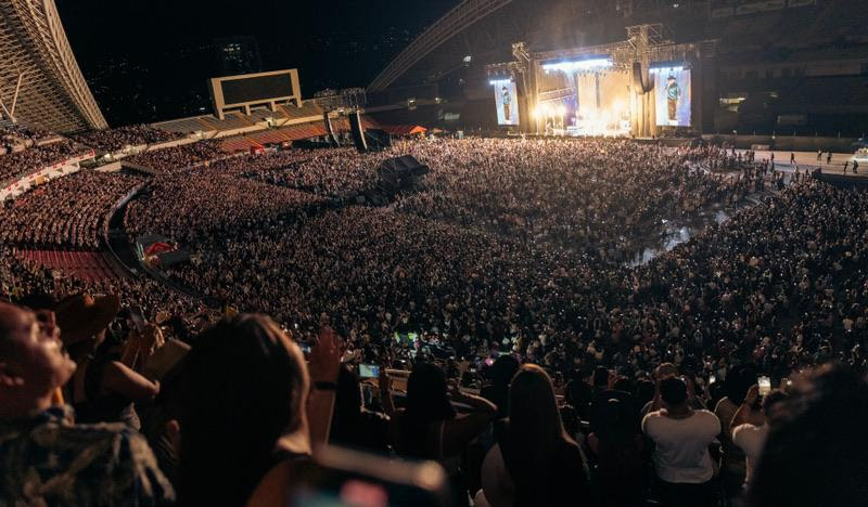 ¡PURA VIDA! EDUIN CAZ CELEBRA SUS 30 AÑOS ANTE 30 MIL PERSONAS EN COSTA ...