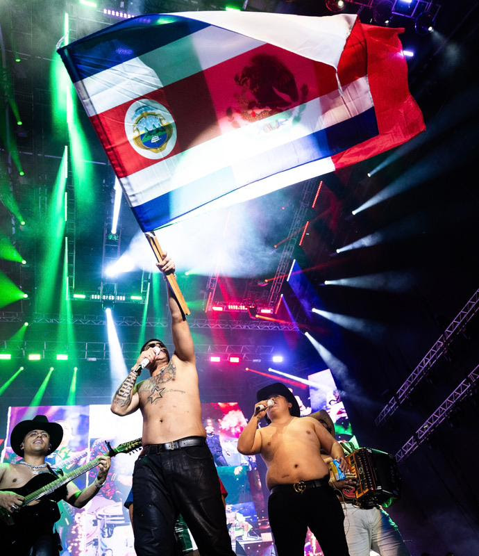 ¡PURA VIDA! EDUIN CAZ CELEBRA SUS 30 AÑOS ANTE 30 MIL PERSONAS EN COSTA ...