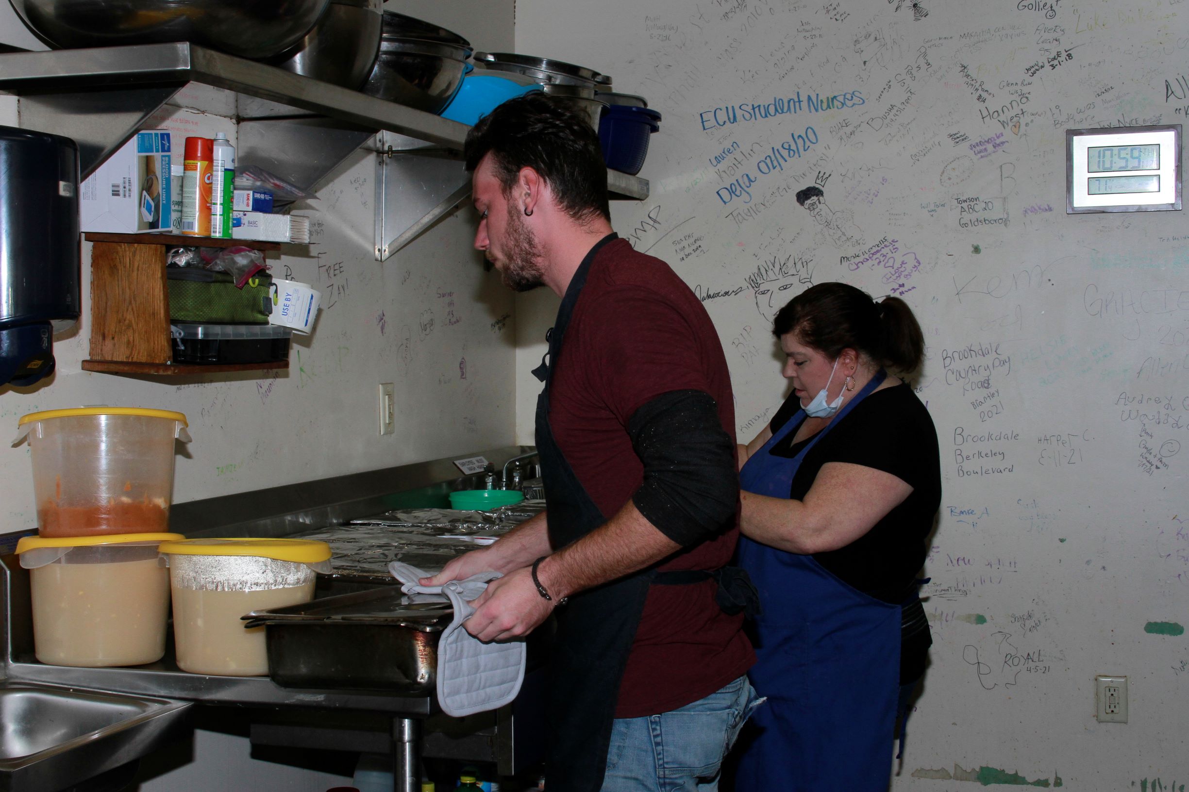 Community Soup Kitchen Serves Up Thanksgiving Meals (PHOTO GALLERY ...