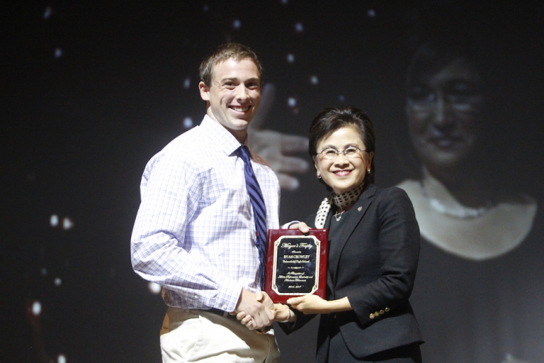 Mayor Goh honors Bakersfield’s top scholar athlete | KERN-AM
